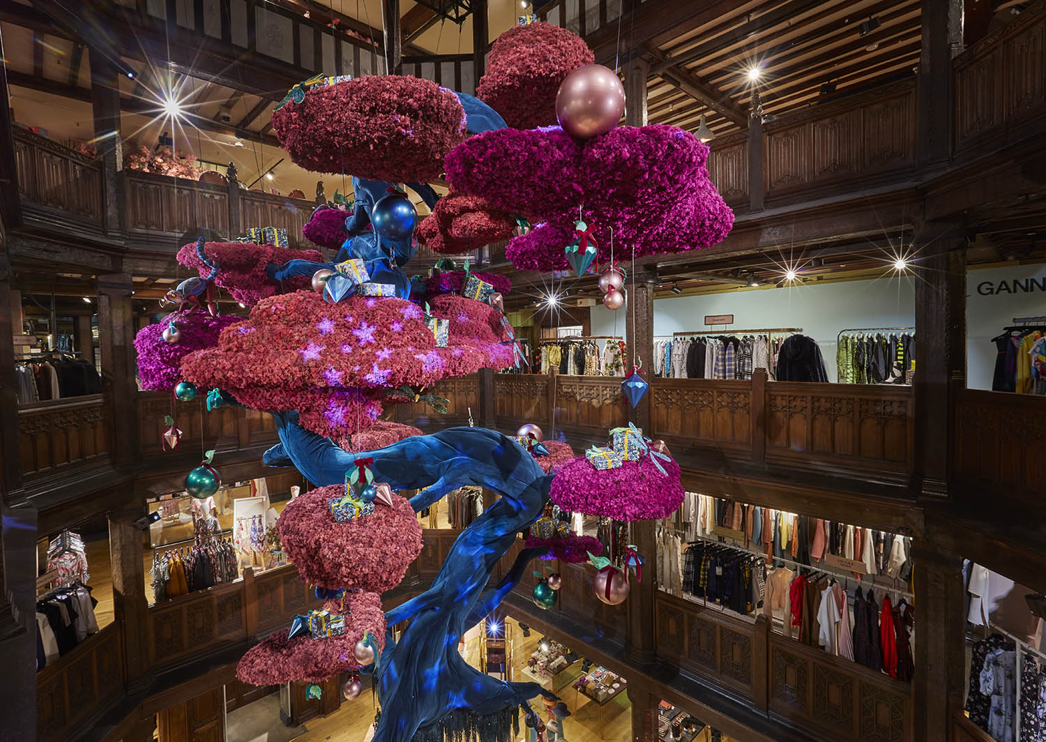 ‘Tree of Liberty’ Escaparates de Navidad en LibertyLuxury Retail